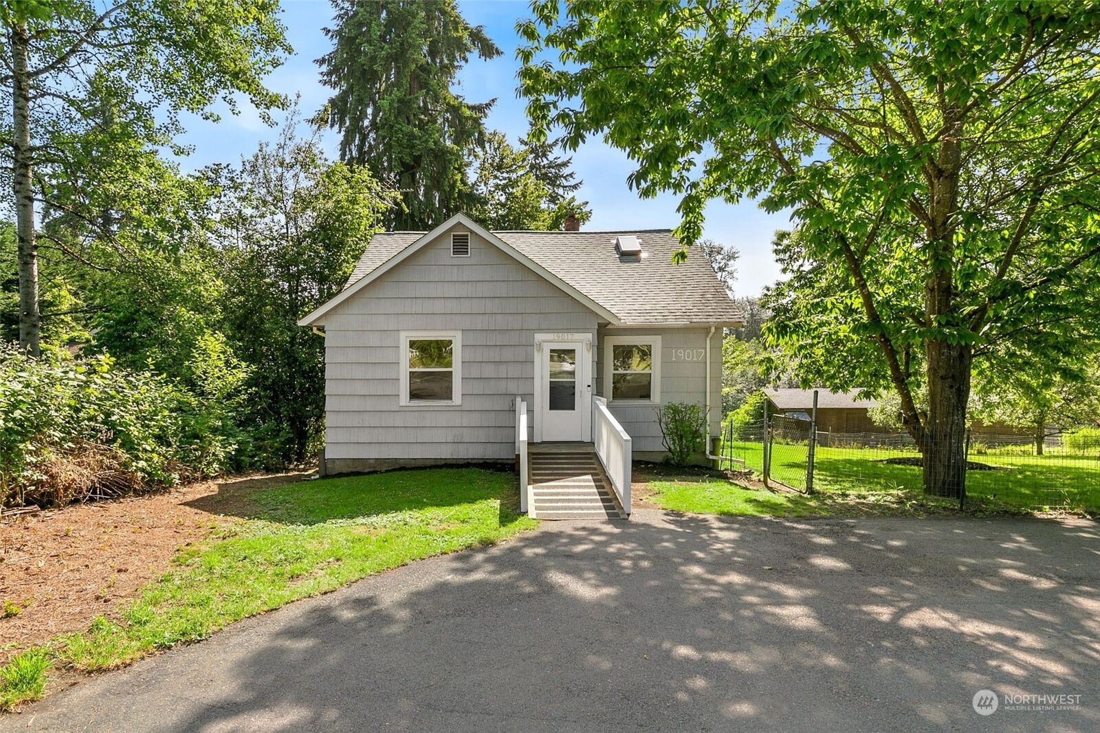 House for sale in Snohomish: 19017 Broadway Avenue, Snohomish, WA 98296