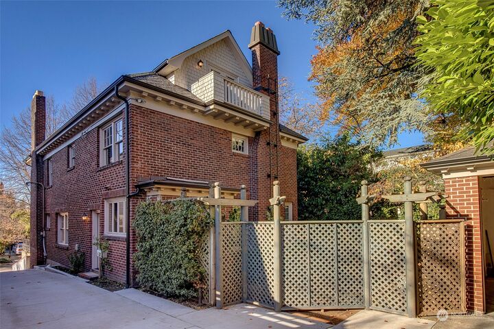 House for sale in Seattle: 950 Federal Avenue E, Seattle, WA 98102