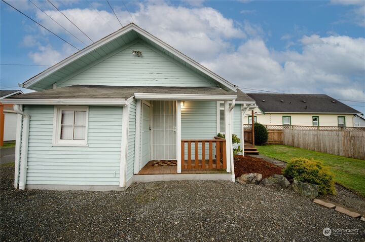 House for sale in Everett: 2701 Leonard Drive B, Everett, WA 98201