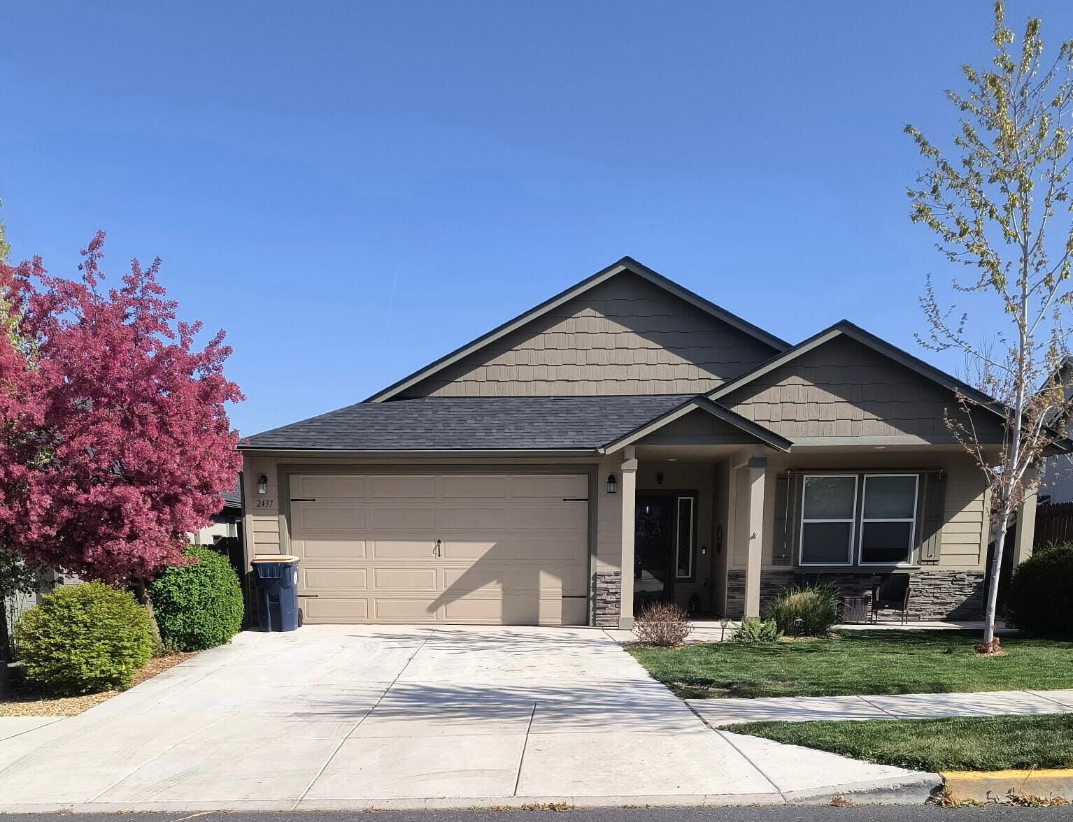 MLS#220196747: 2437 NW Hemlock Way, Redmond, OR 97756