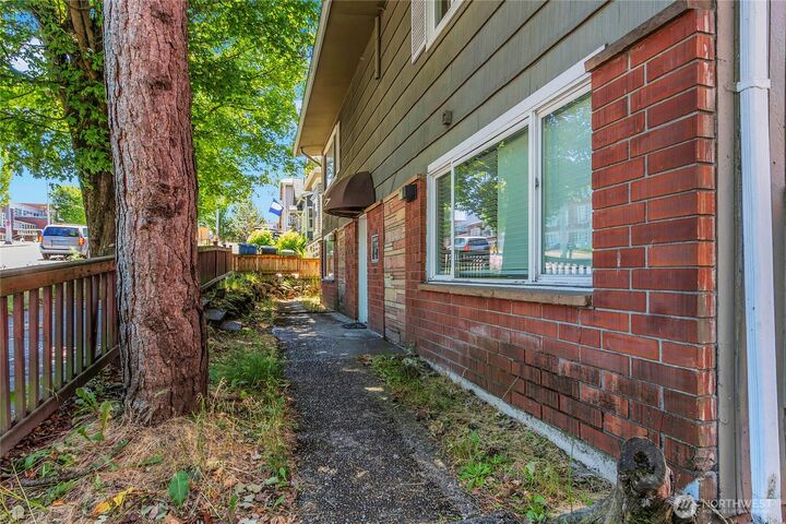 Home for sale in Seattle: 417 23rd Avenue 4, Seattle, WA 98122